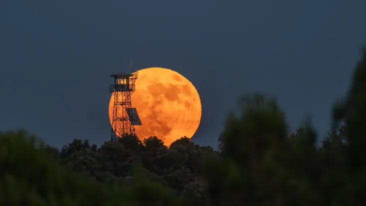 Veja fotos da Lua Cheia de Morango ao redor do mundo - Bora Manaus
